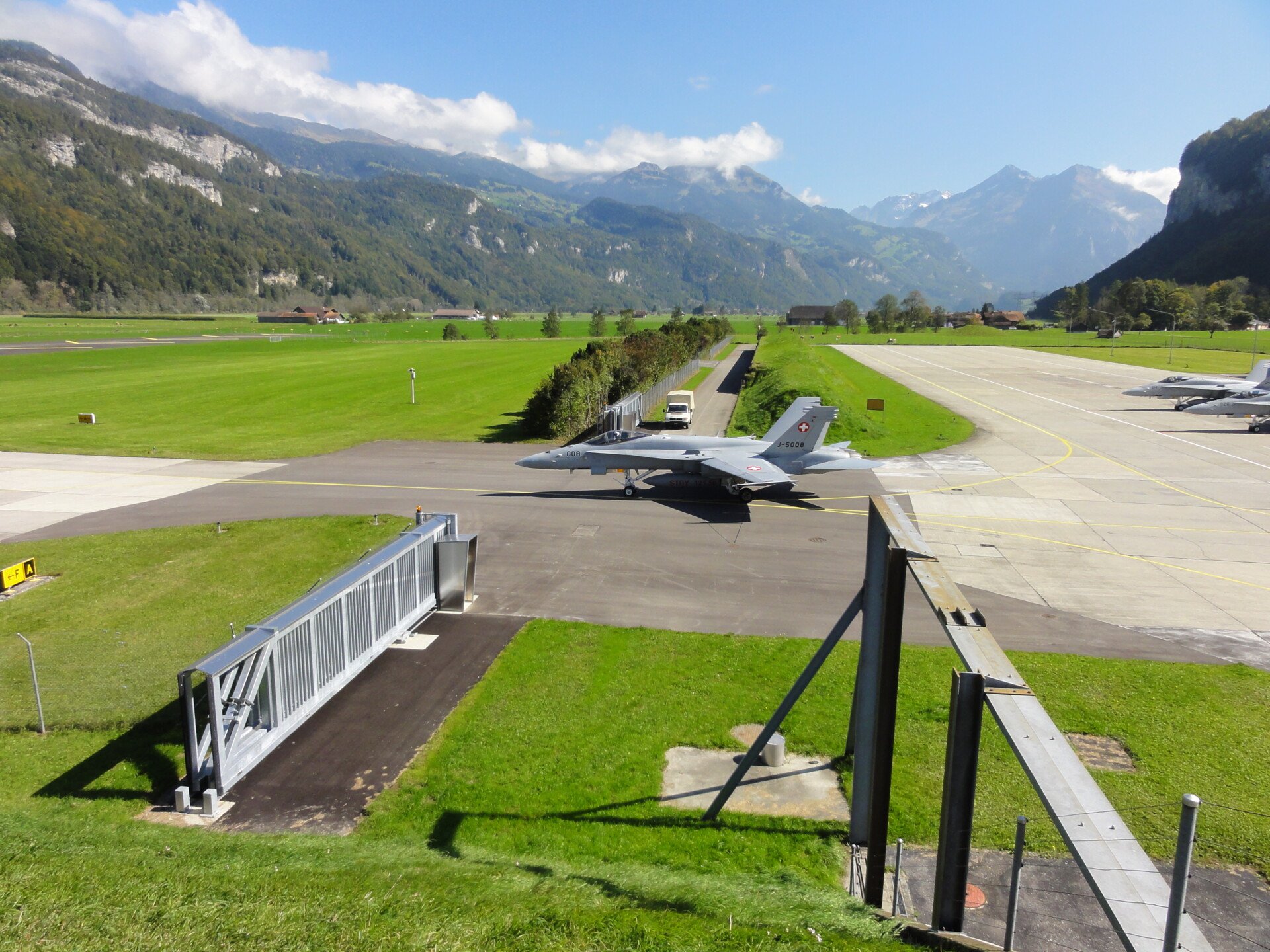 Airbase Meiringen - Autohauser